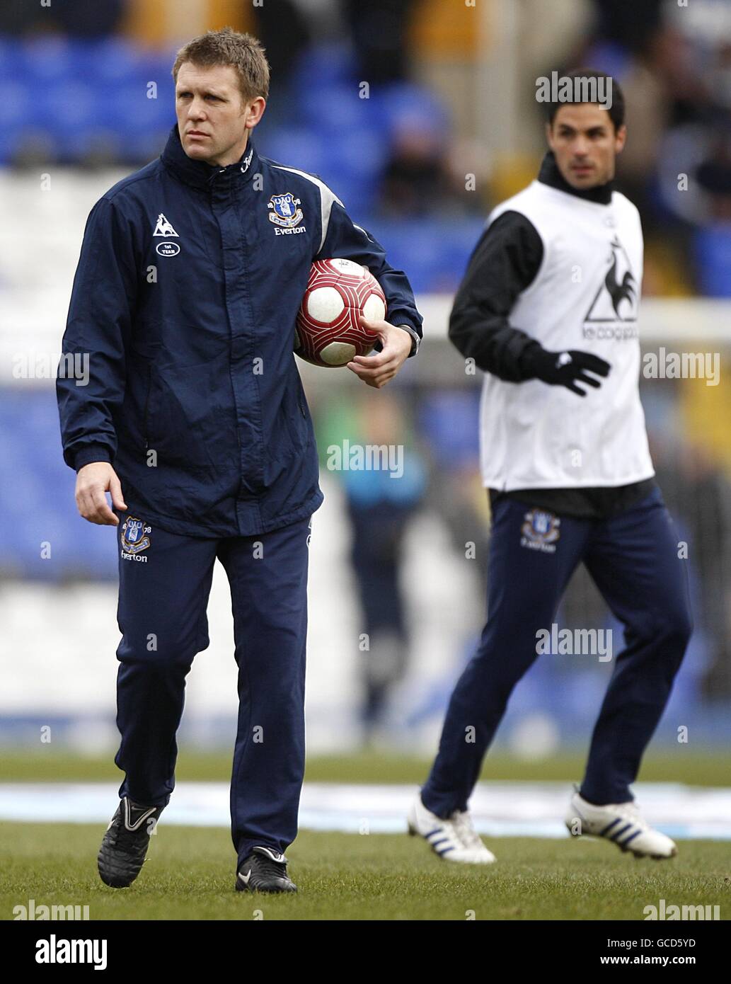 Everton assistant coach Steve Round (left) with Mikel Arteta Stock ...
