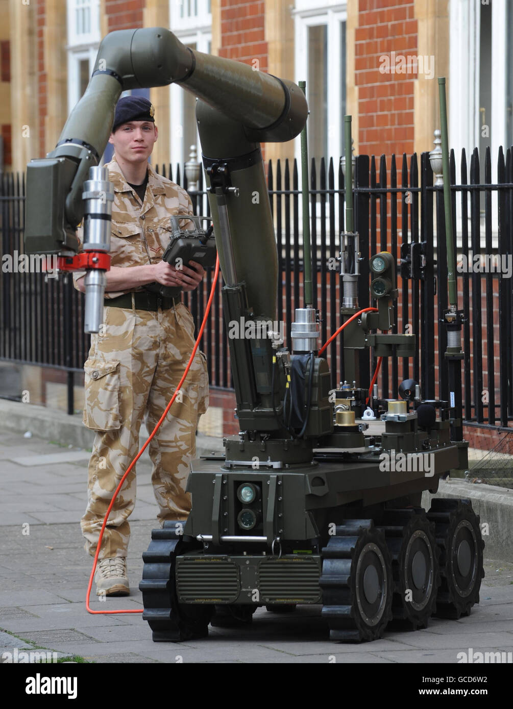 Bomb disposal soldier hi-res stock photography and images - Alamy