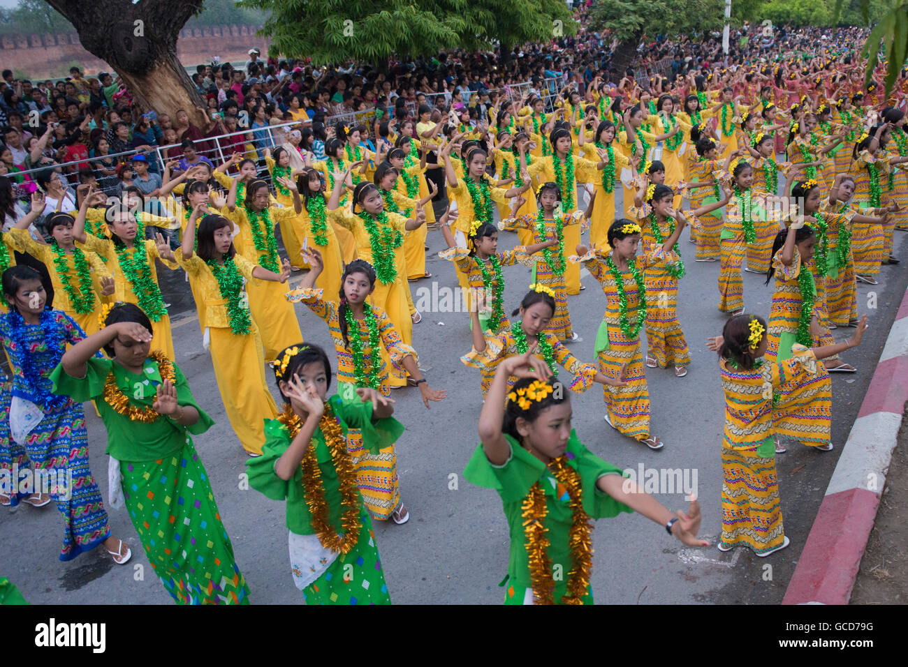 Thingyan girl hi-res stock photography and images - Alamy