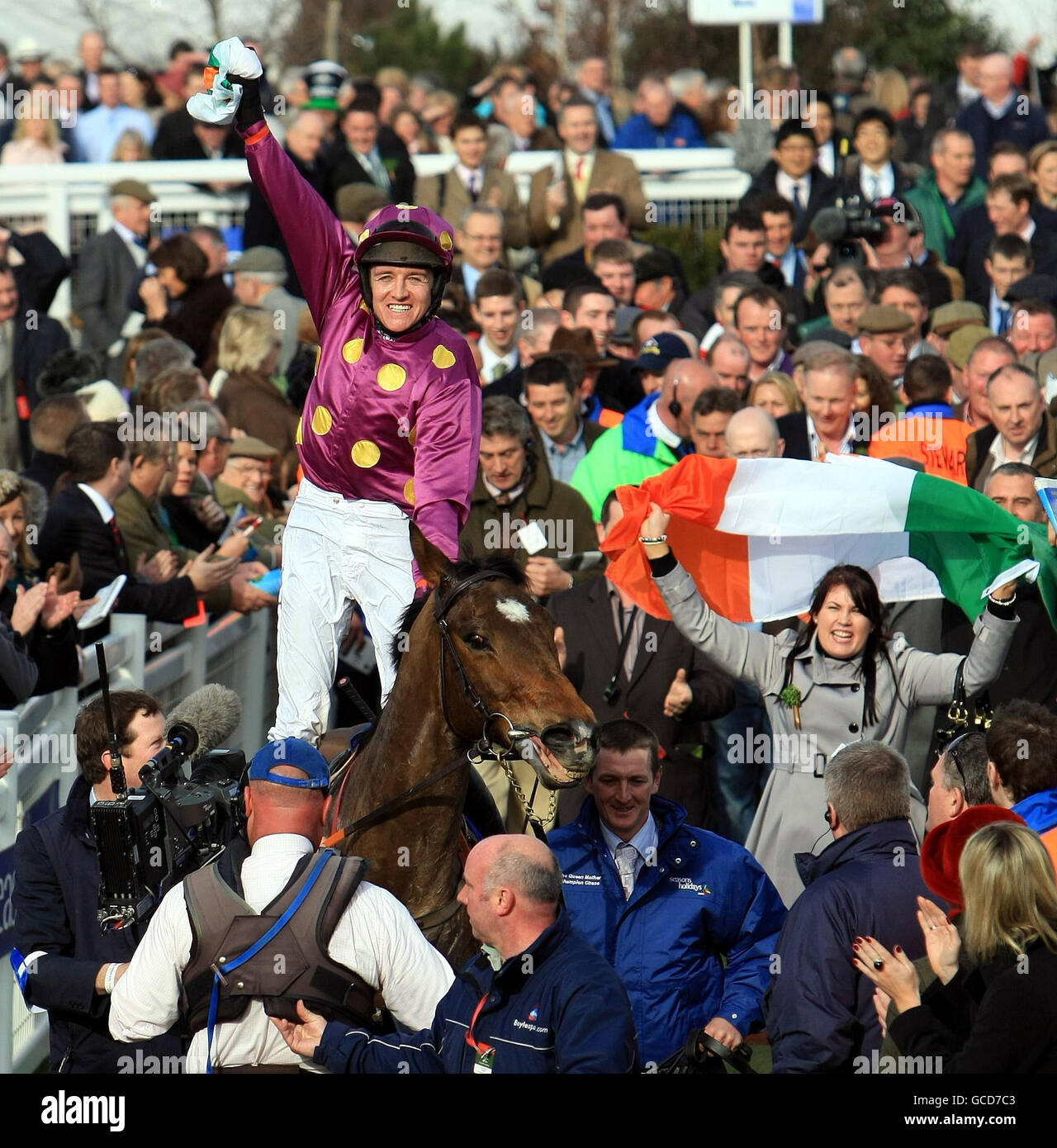 Queen horse racing holding hi-res stock photography and images - Alamy