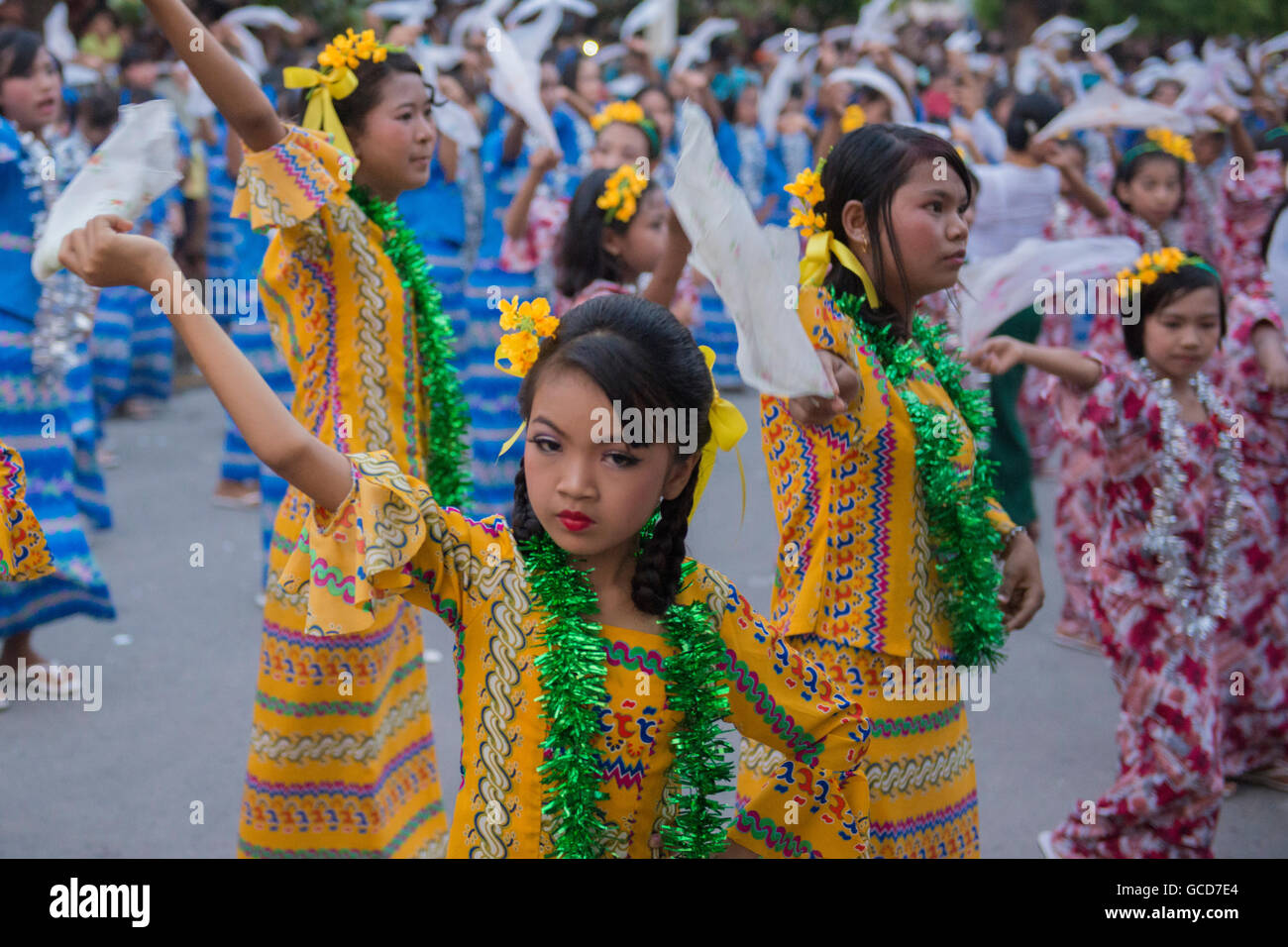 Thingyan girl hi-res stock photography and images - Alamy