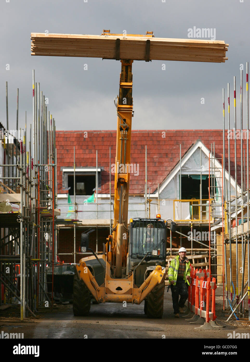 Building buildings builder lifting crane hi-res stock photography and ...