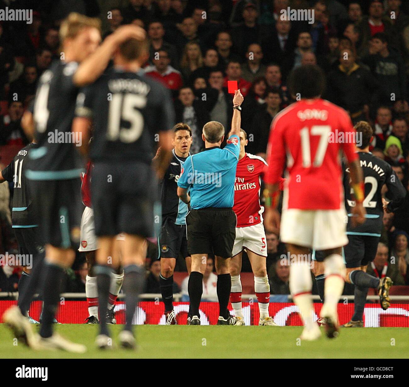 Referee Martin Atkinson (centre) shows Arsenal's Thomas Vermaelen (2nd ...