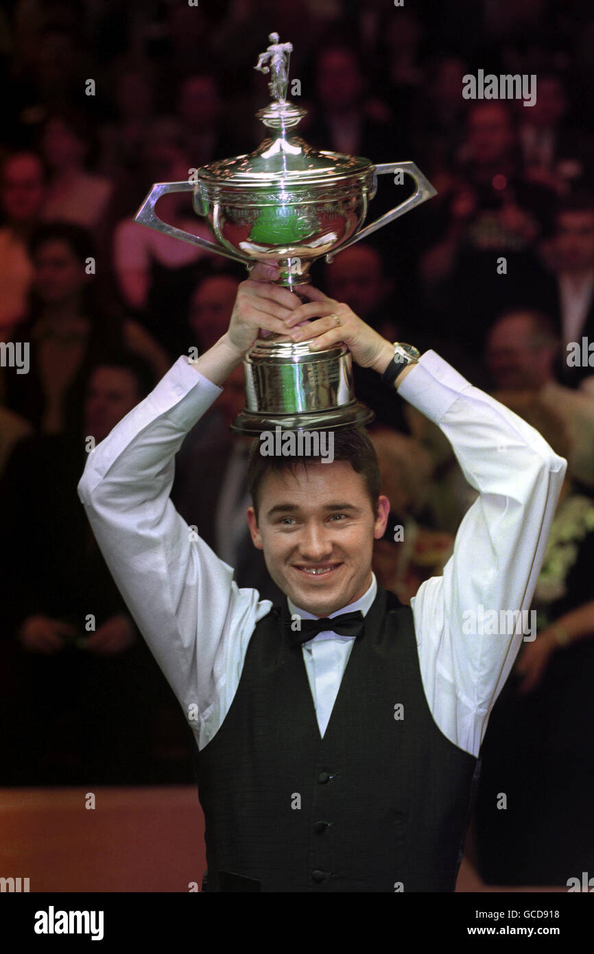 STEPHEN HENDRY RAISES THE EMBASSY WORLD SNOOKER CHAMPIONSHIP TROPHY ...