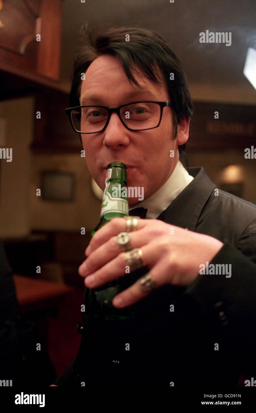 VIC REEVES & BOTTLE OF BEER Stock Photo - Alamy