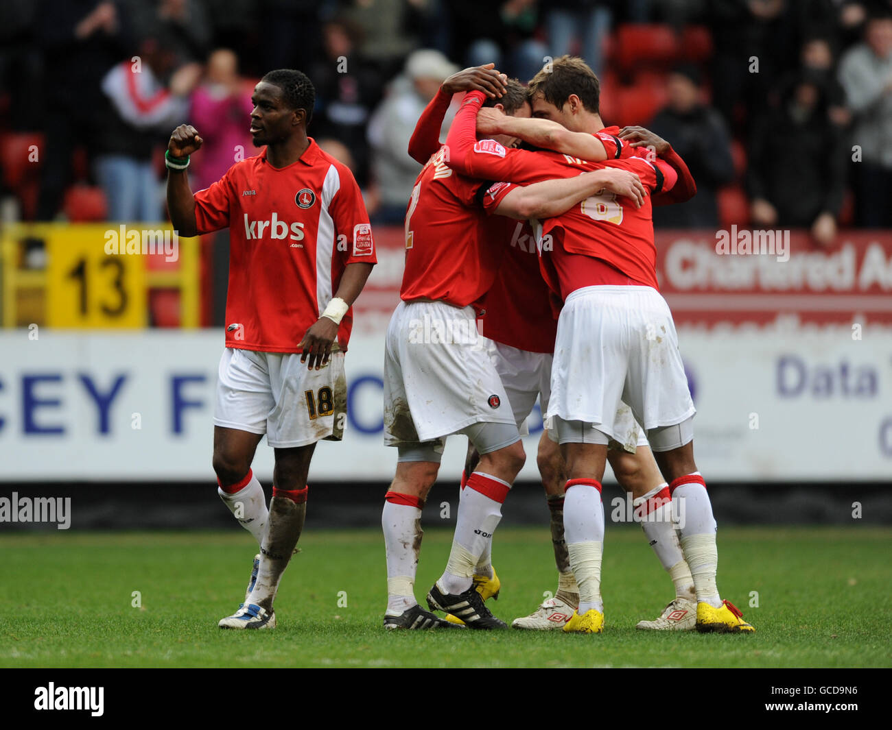 The Charlton Athletic players celebrate after Frazer Richardson (2nd ...