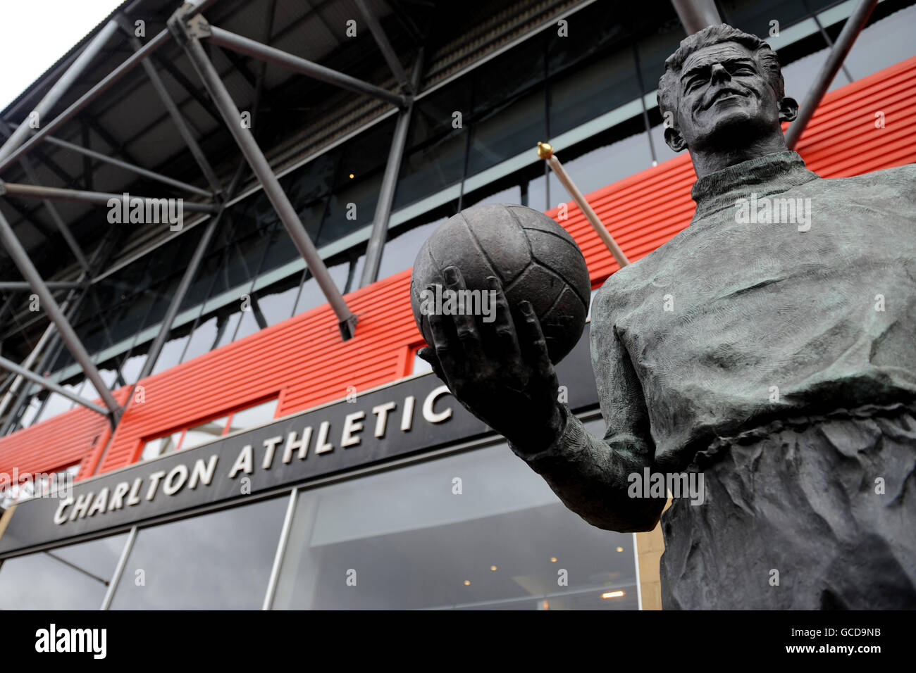 Football sam bartram statue gv general view datacoapplies hi-res stock ...