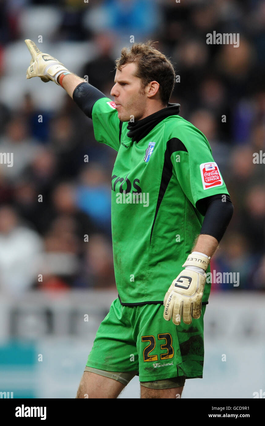 Gillingham goalkeeper alan julian hi-res stock photography and images ...