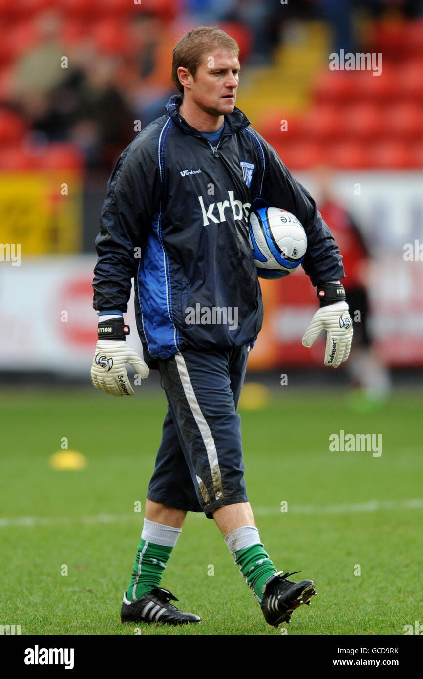 Gillingham goalkeeper simon royce hi-res stock photography and images ...