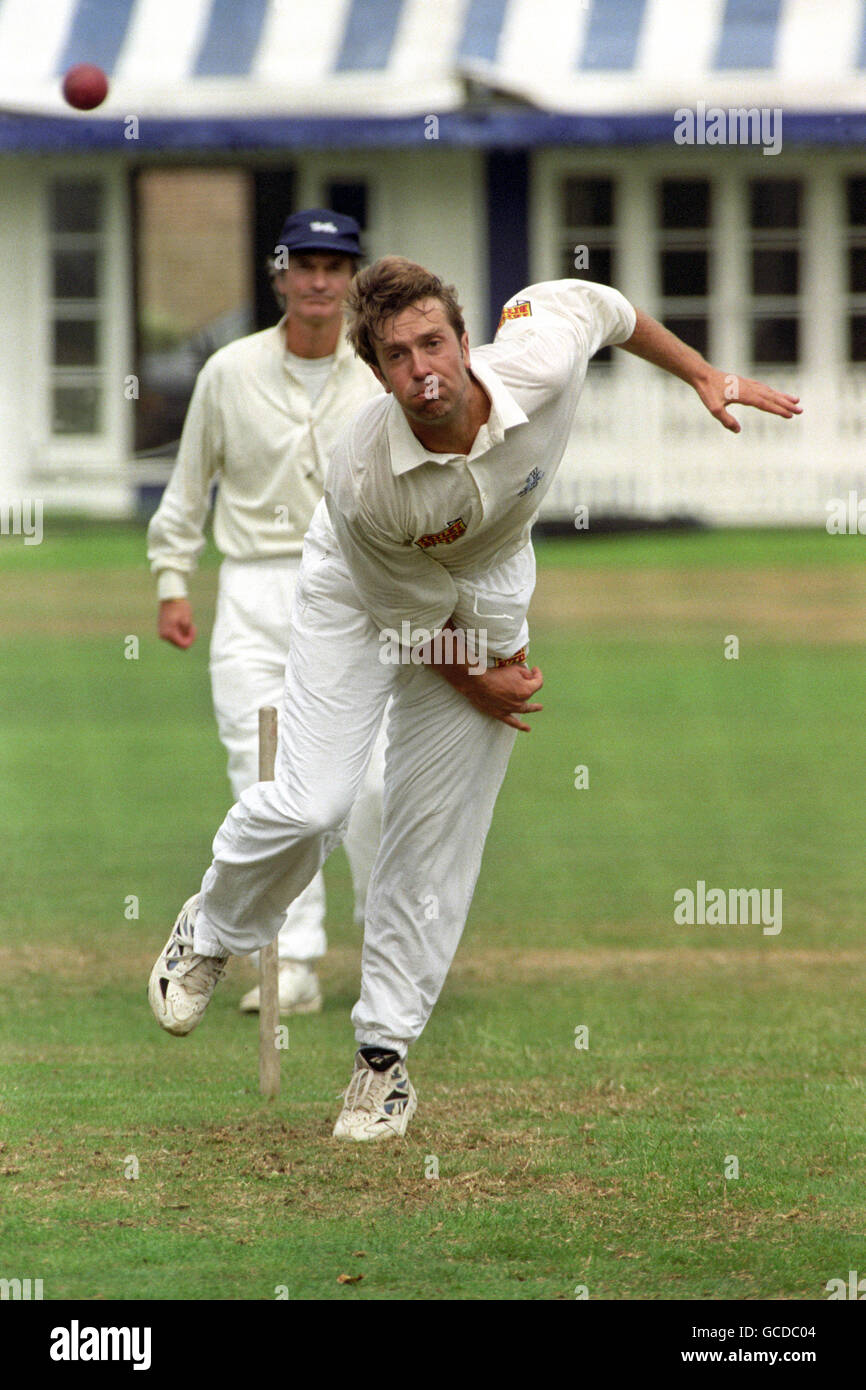 Wicket keeping hi-res stock photography and images - Alamy