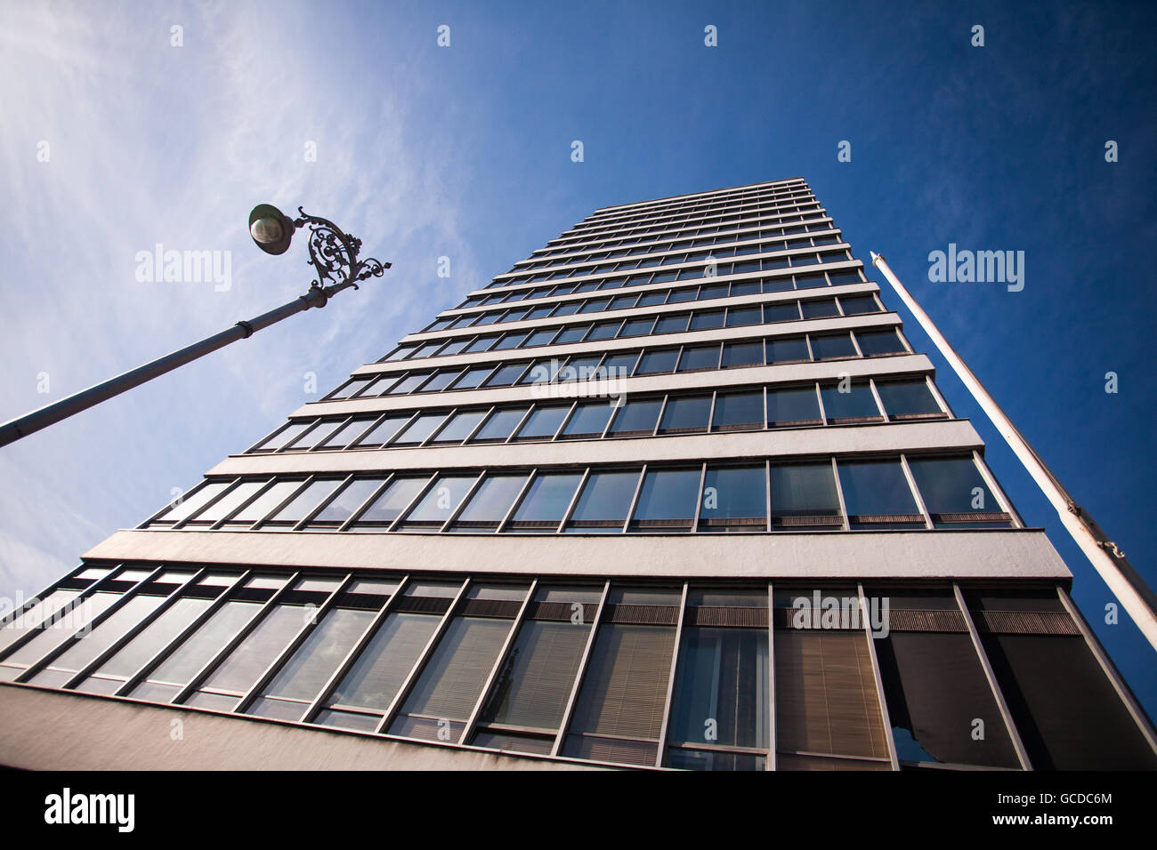 Office buildings and lampost hi-res stock photography and images - Alamy