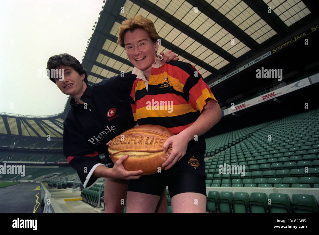 SARACENS CAPTAIN JANIS ROSS (ENGLAND PLAYER LEFT) AND RICHMOND CAPTAIN ...