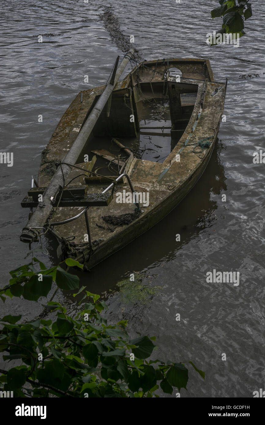 Boat Sinking Stock Photos & Boat Sinking Stock Images - Alamy
