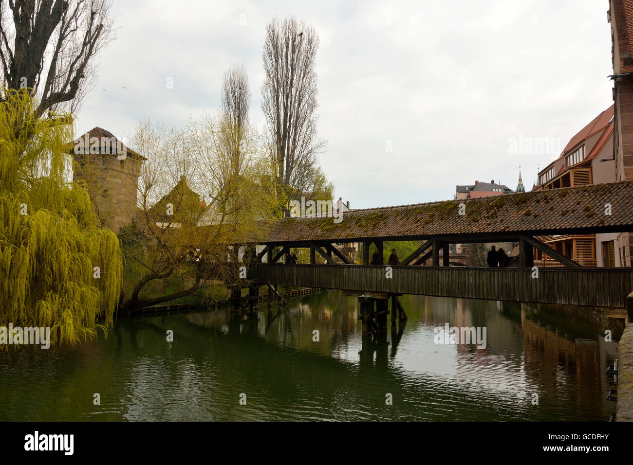 Henkersteg covered bridge across Pegnitz river in Nuremberg Stock Photo ...