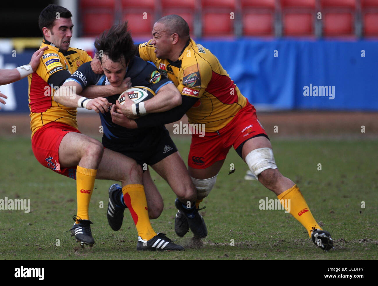 Rugbyu glasgow full length tackling mangms hi-res stock photography and ...