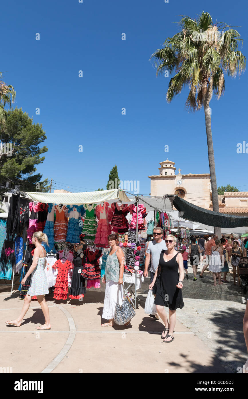 Tourists and local people shopping, Pollenca ( Pollensa ) market ...