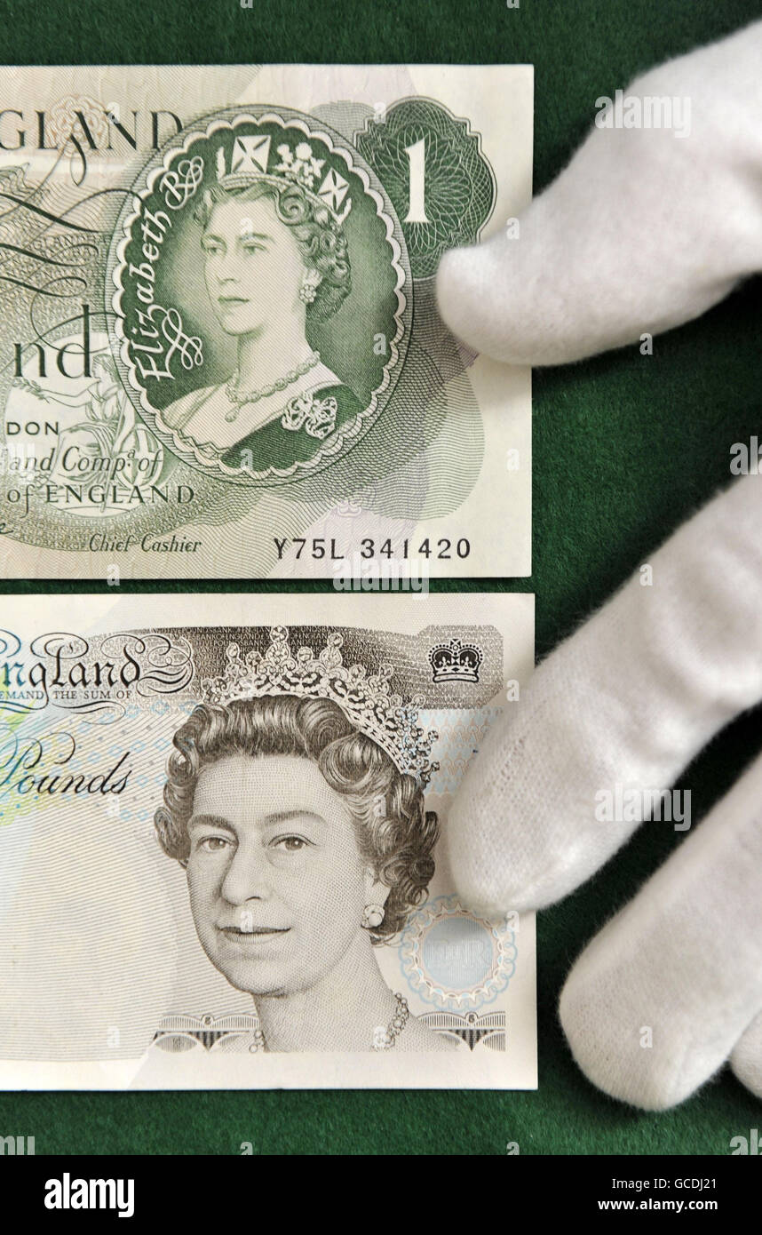 A curator displays the first 1 note in 1960 to bear Queen Elizabeth's ...