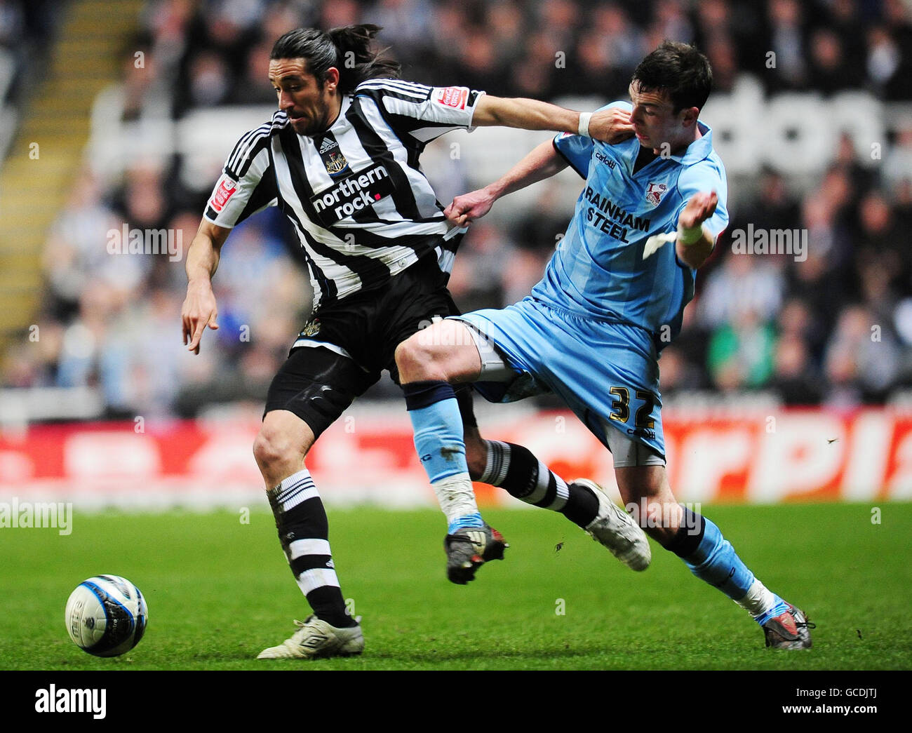Newcastle's Jonas Guthierrez and Scunthorpe's Michael Raynes (right ...