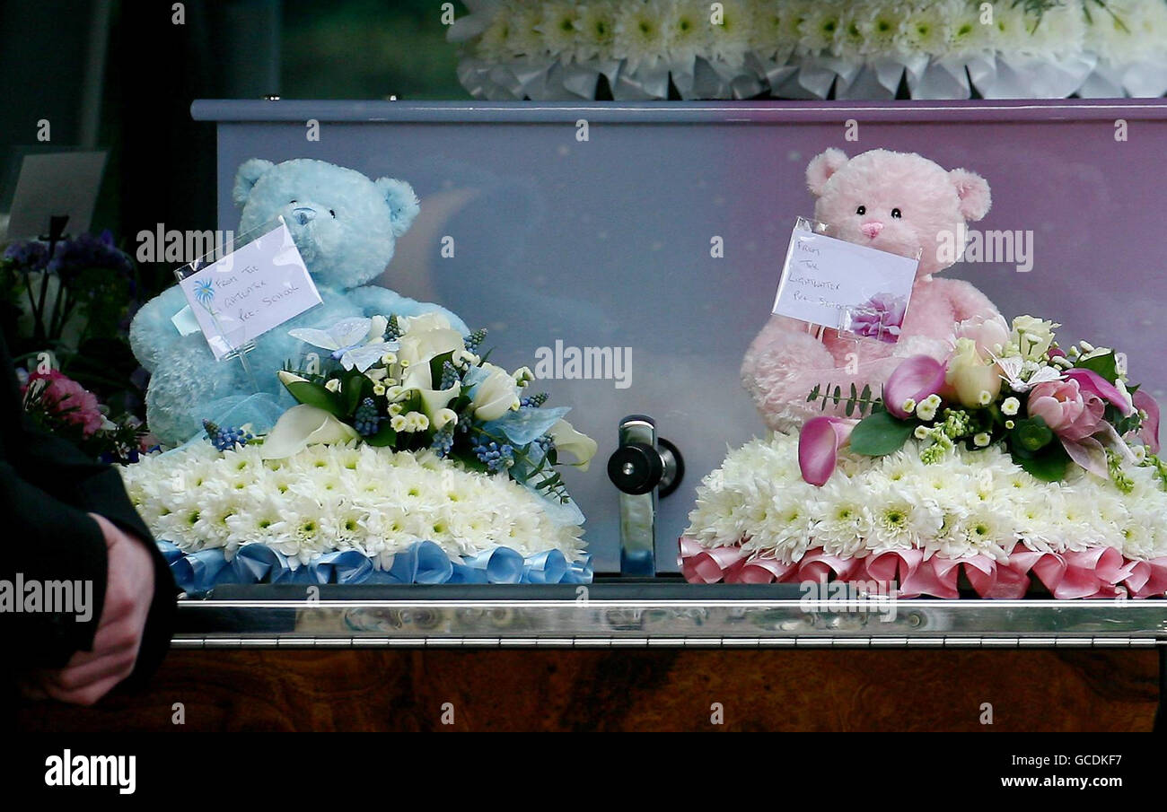 The coffin harry elsie donnison arrives mortlake crematorium in ...