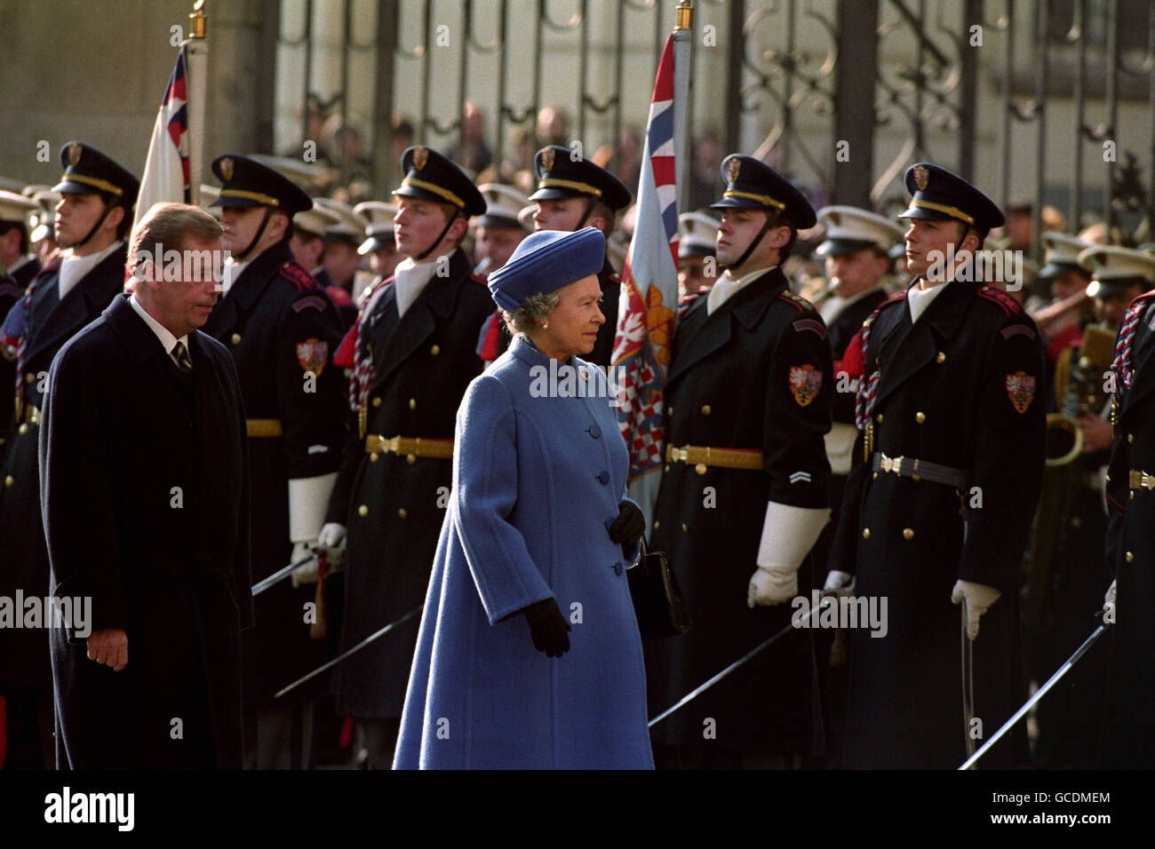 Queen Elizabeth II and Czech President Vaclav Havel inspect the Guard ...