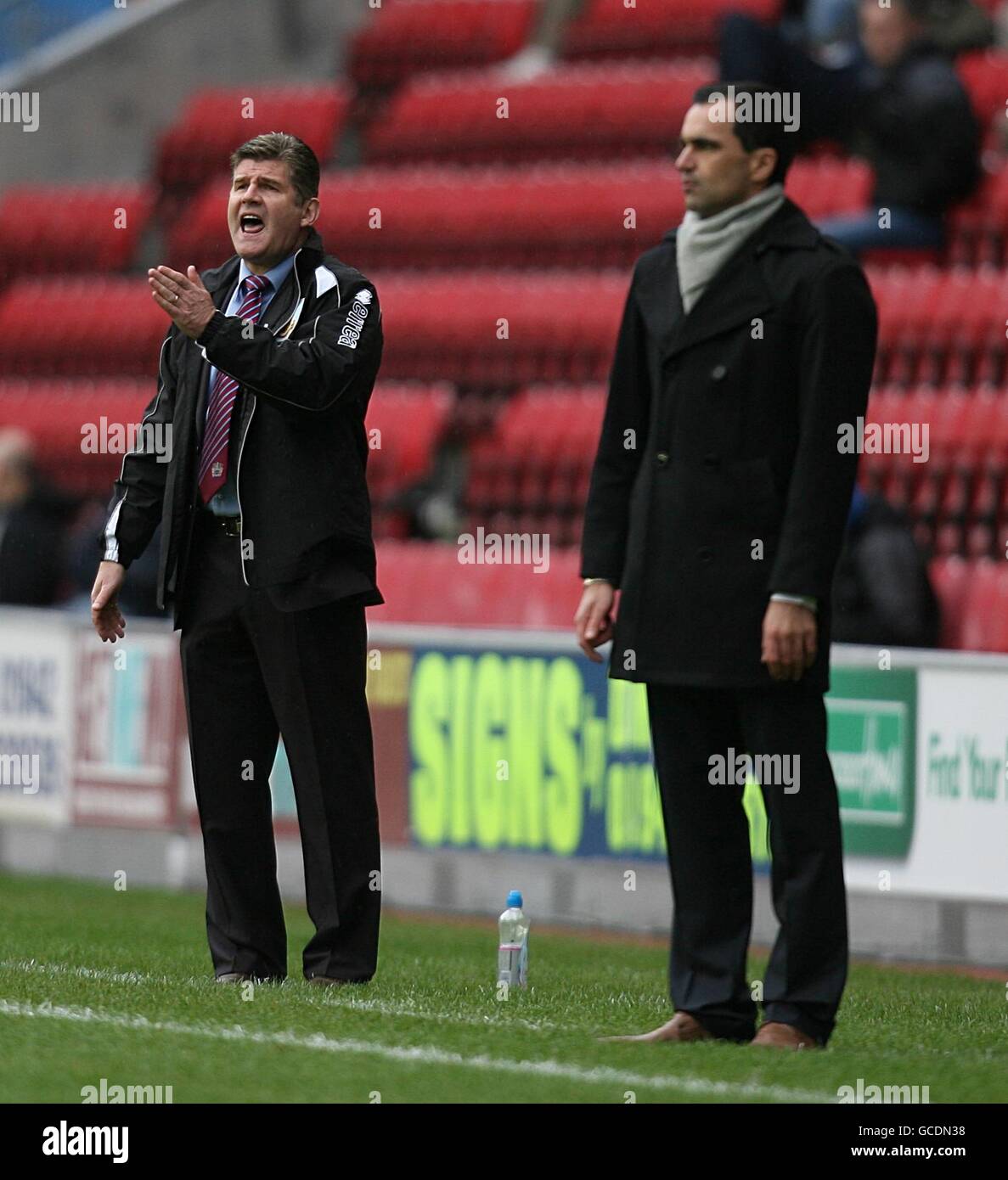 Wigan Athletic manager Roberto Martinez (right) and Burnely manager ...