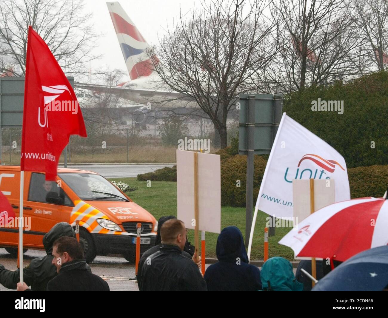 Members of the Unite Union protest in support of striking British ...