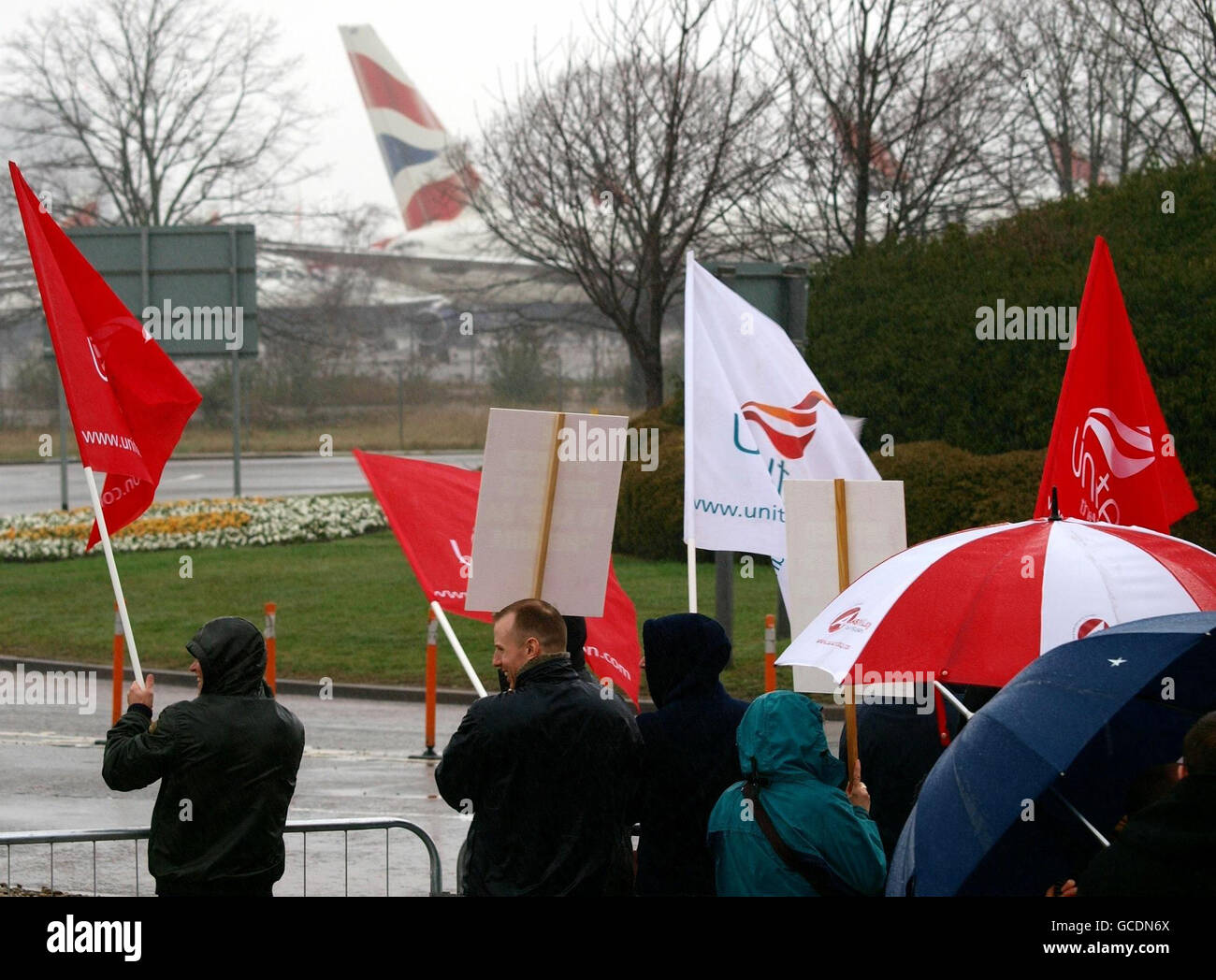 Members of the Unite Union protest in support of striking British ...