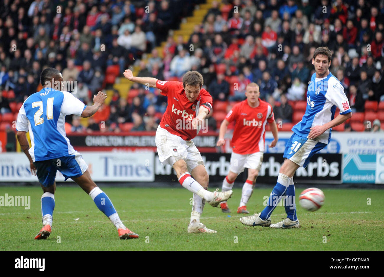 Full length goal shoots football datacoapplies hi-res stock photography ...