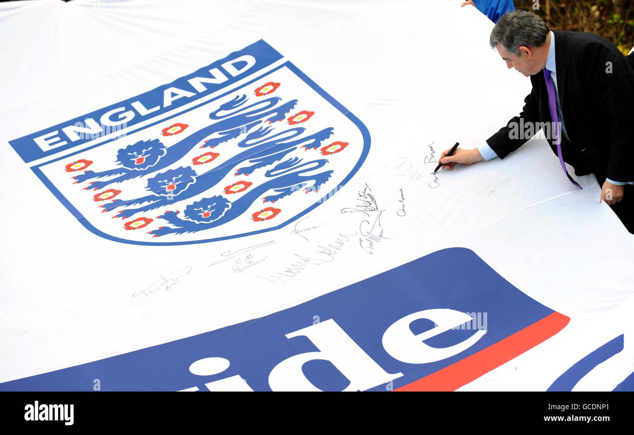 Brown signs england football shirt hi-res stock photography and images ...