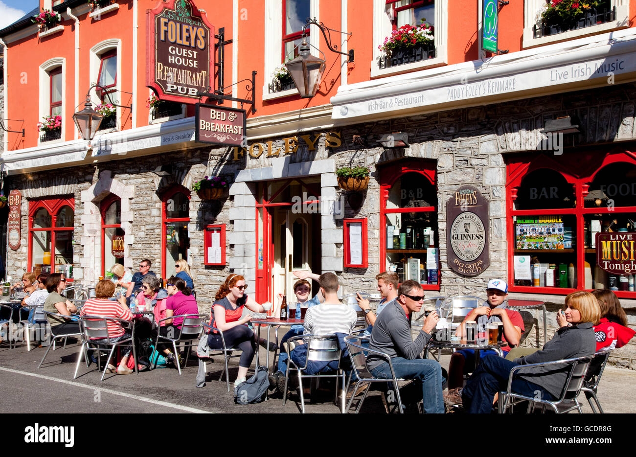 Irish pub with outside seating hi-res stock photography and images - Alamy