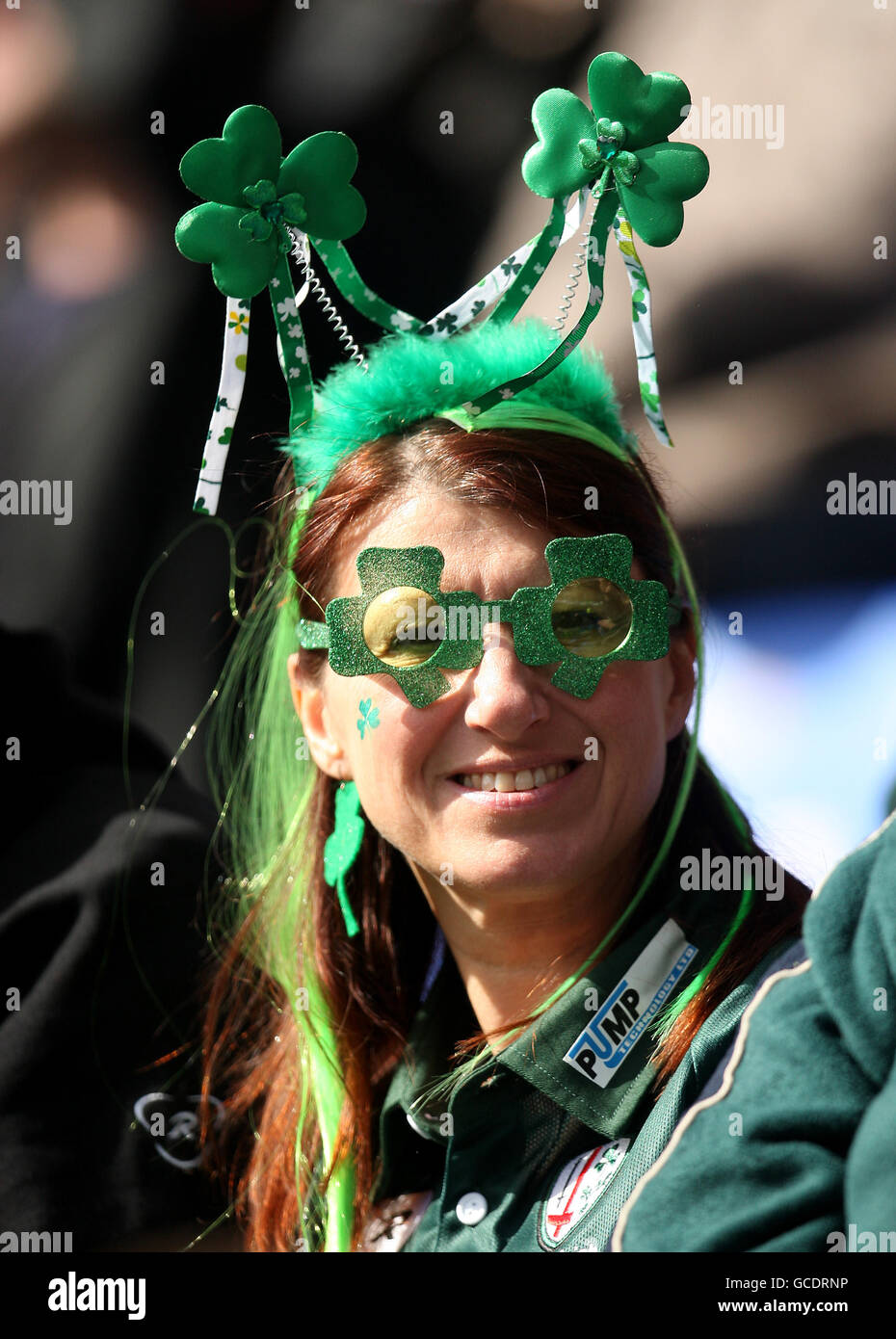 London irish fans watch the action hi-res stock photography and images ...