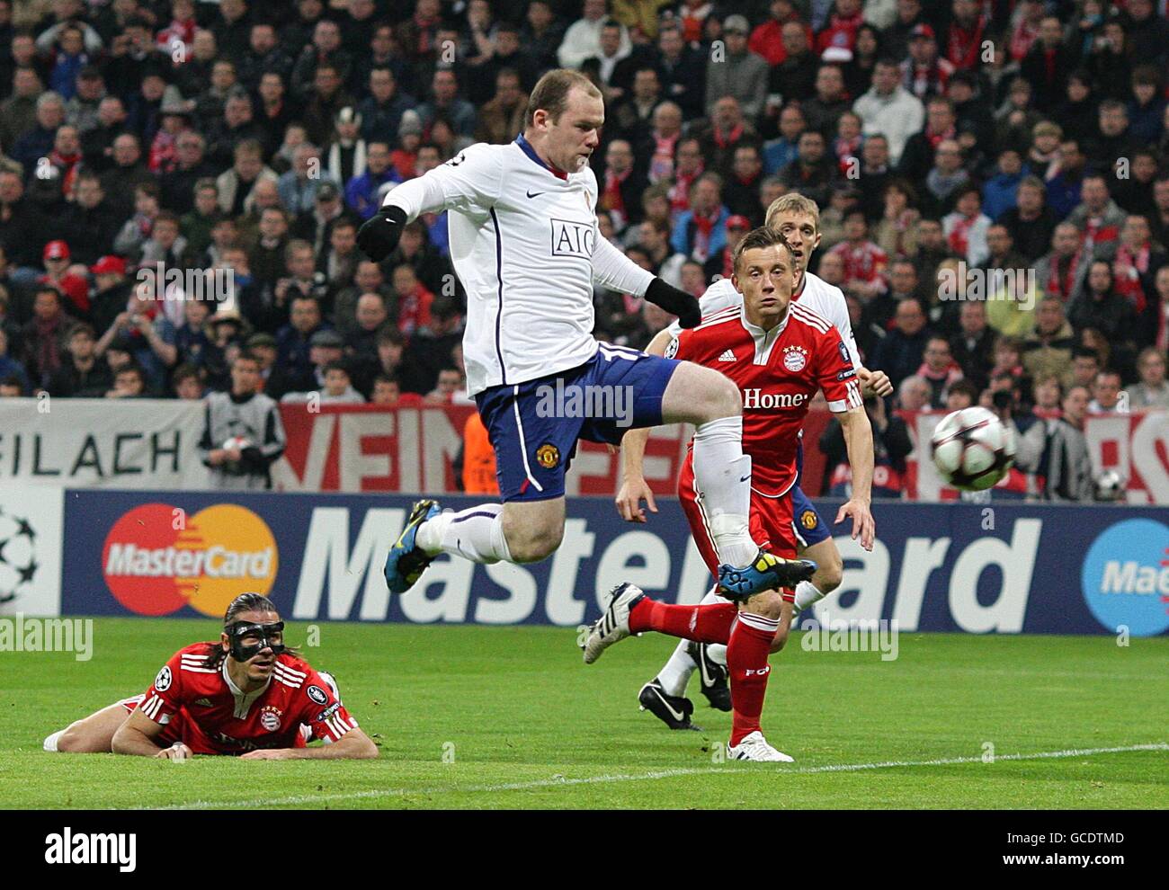 Manchester United's Wayne Rooney (centre) scores his sides first goal ...