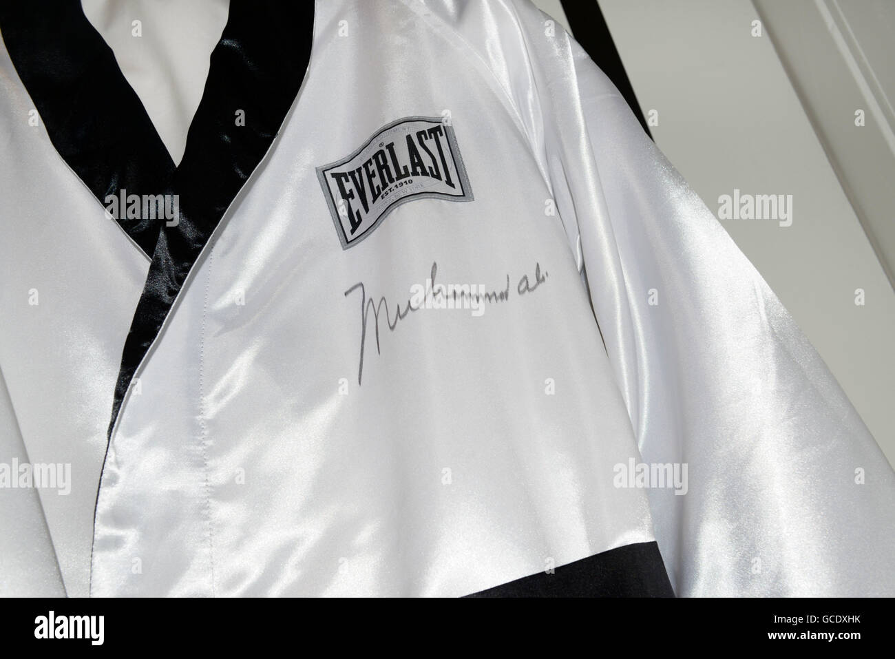 Boxing robe worn by and then signed by Muhammad Ali Stock Photo - Alamy