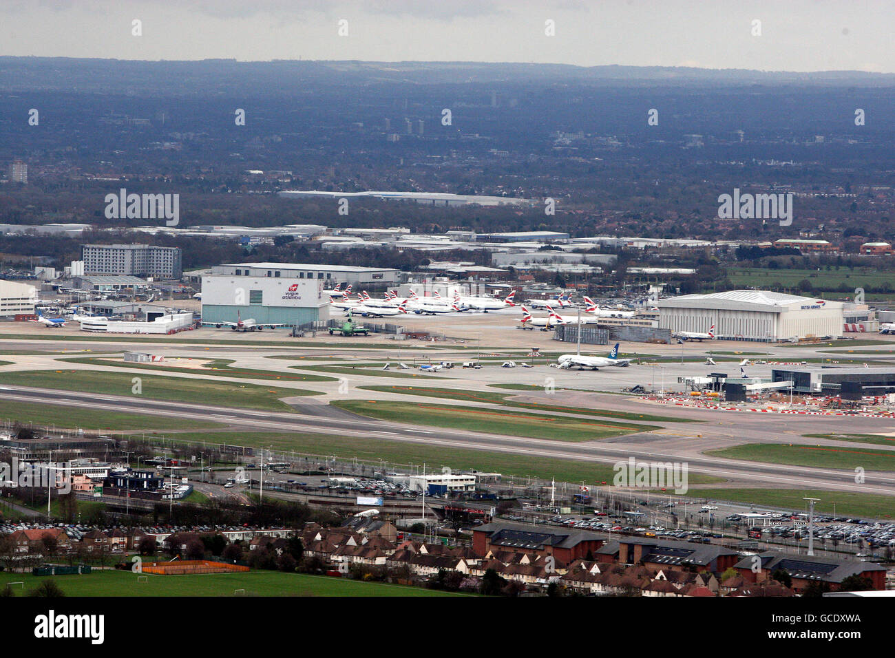 Heathrow airport aerial terminal 5 hi-res stock photography and images ...