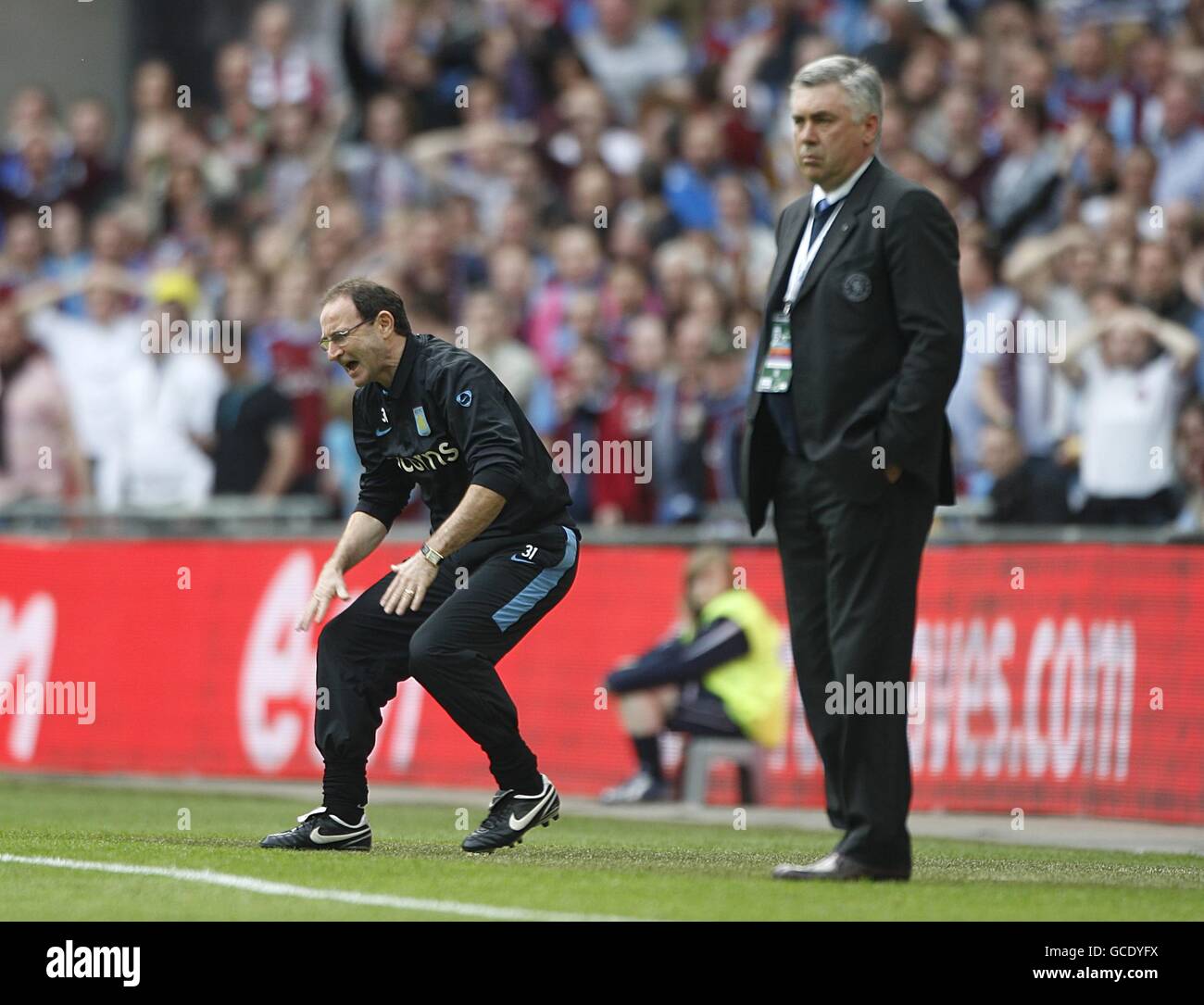 Foul shout football hi-res stock photography and images - Alamy