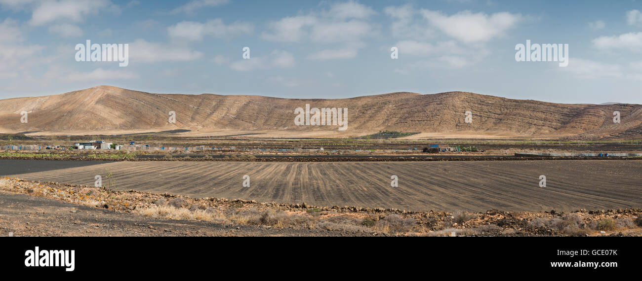 The El Cuchillo Maar, a large hydrovolcanic crater now used for ...