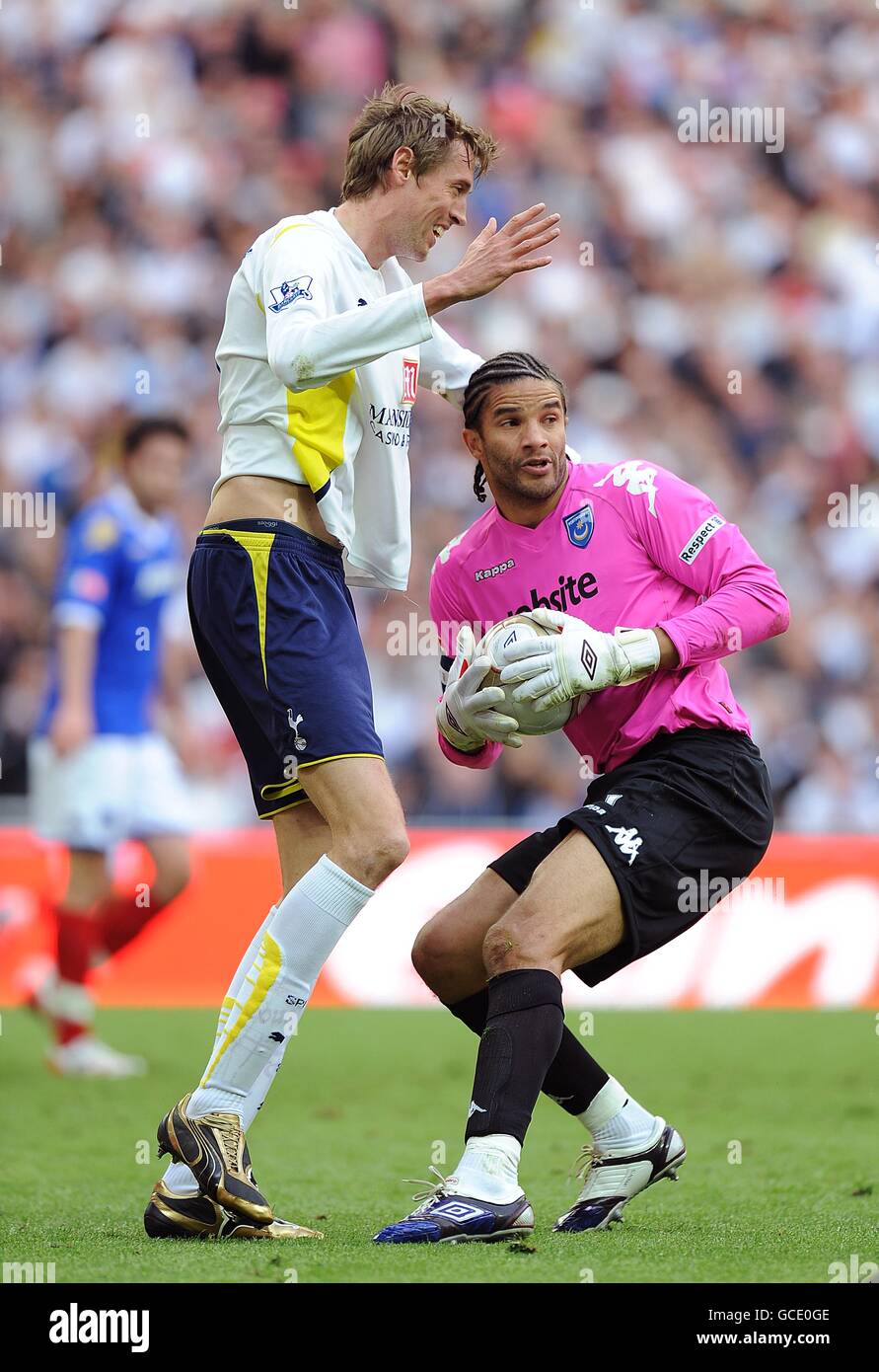 Tottenham hotspurs peter crouch goalkeeper hi-res stock photography and ...