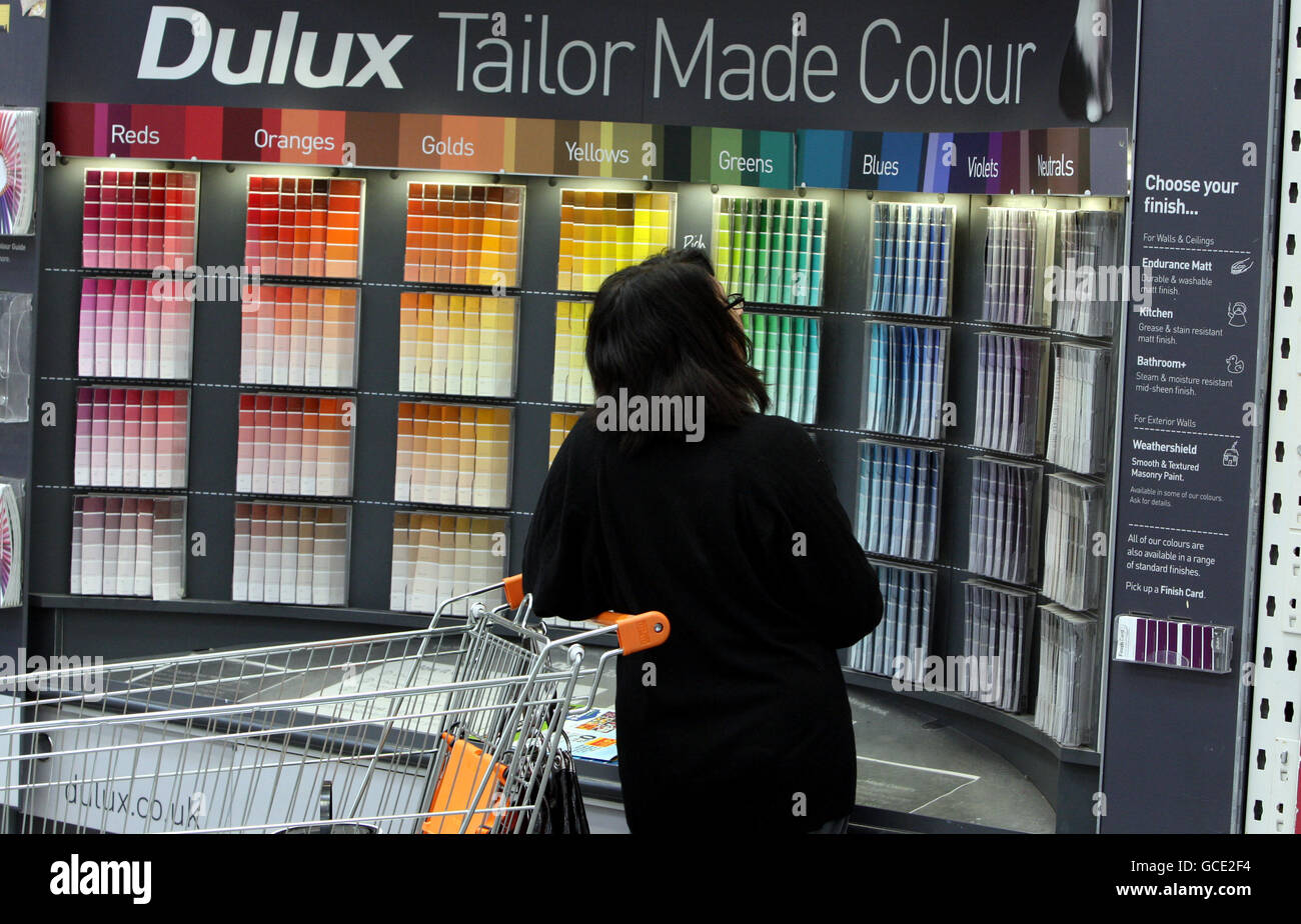 Colour charts at the B&Q store in Hayes, Middlesex Stock Photo - Alamy