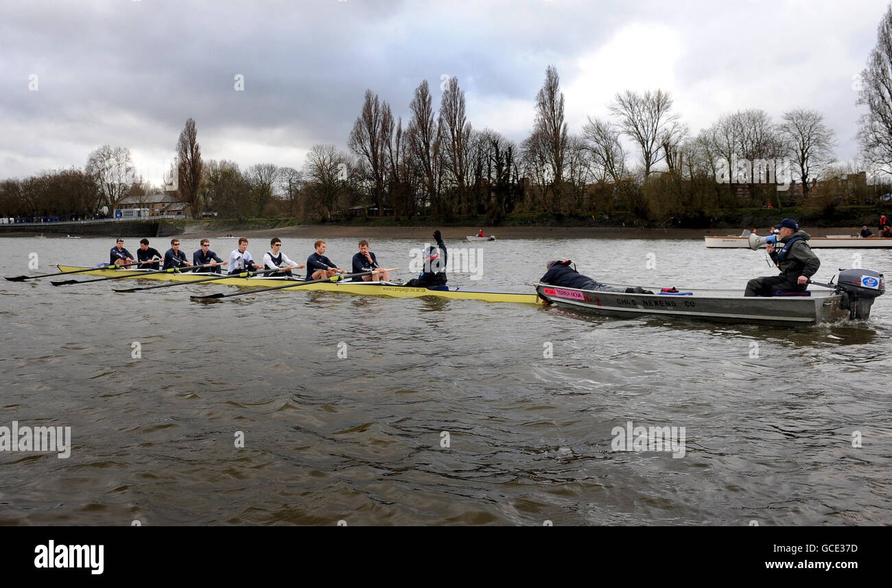 Rowers rowing river thames general view hi-res stock photography and ...