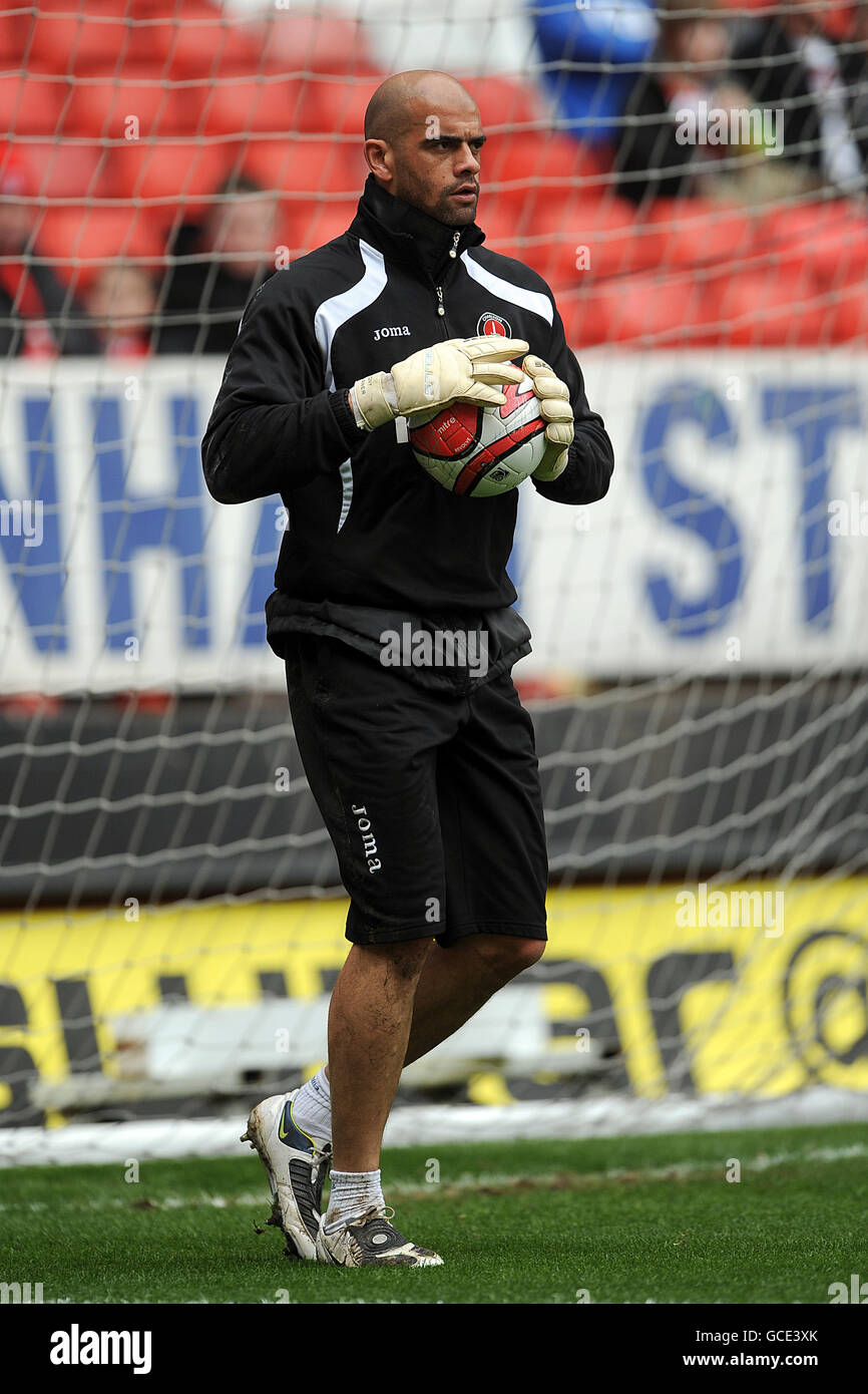 Charlton Athletic goalkeeper Tony Warner during pre-match training ...