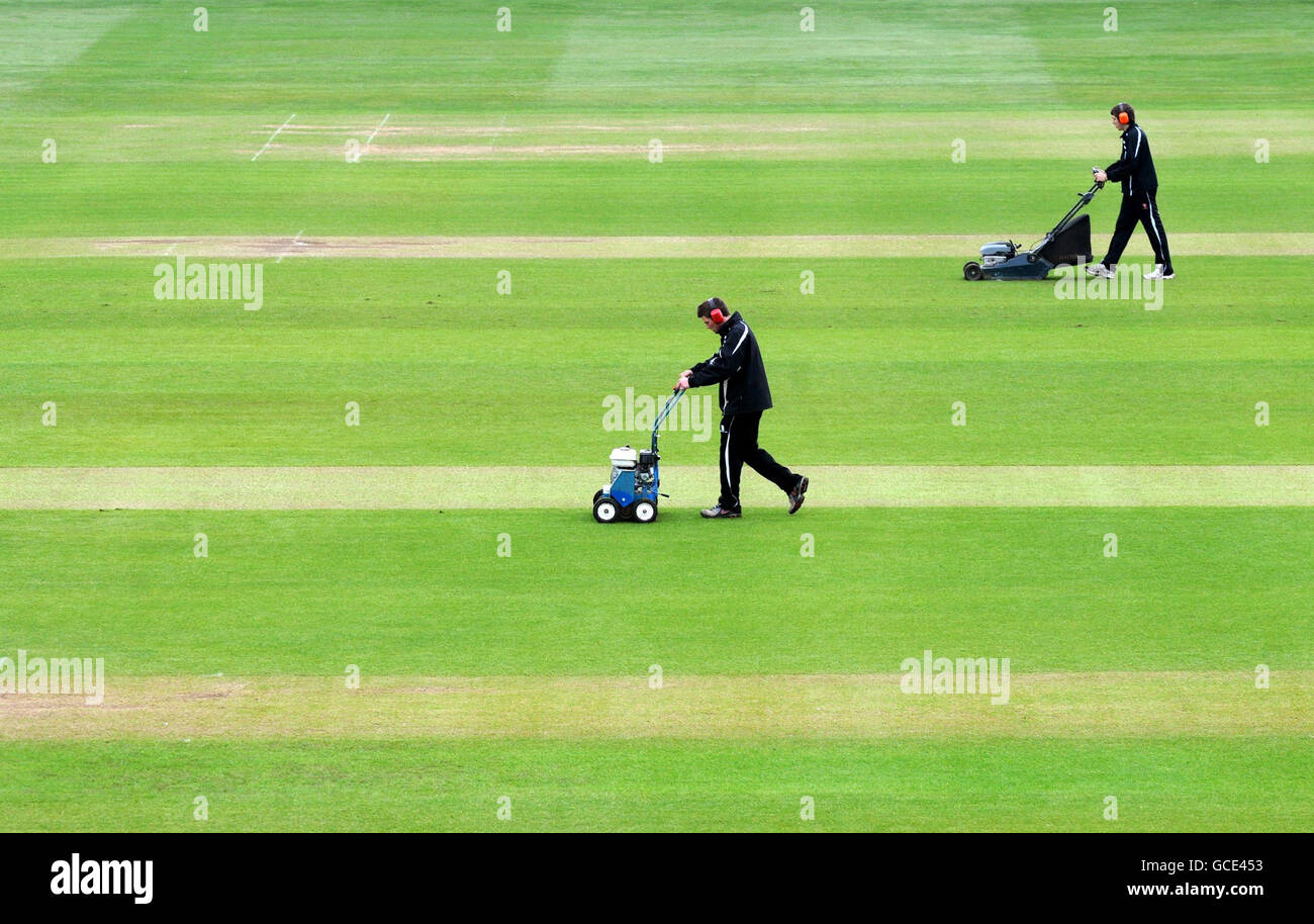 General view ground staff cutting grass hi-res stock photography and ...
