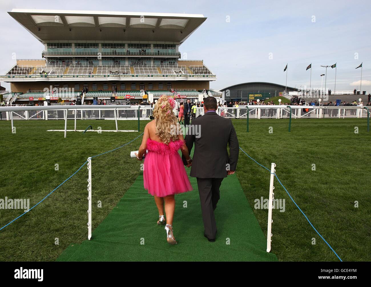 Racegoers on liverpool day grand national meeting aintree racecourse hi ...