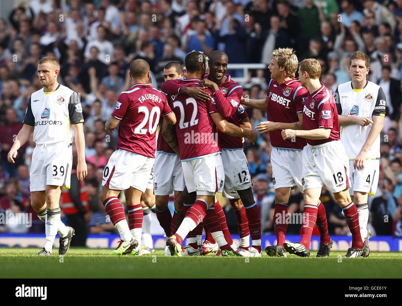 Sunderlands lee cattermole and west ham uniteds carlton cole hi-res ...