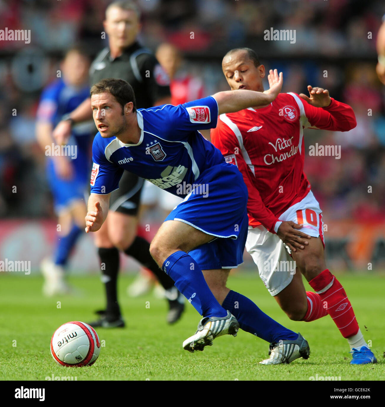 Nottingham Forest's Robert Earnshaw (right) and Ipswich Town's David ...