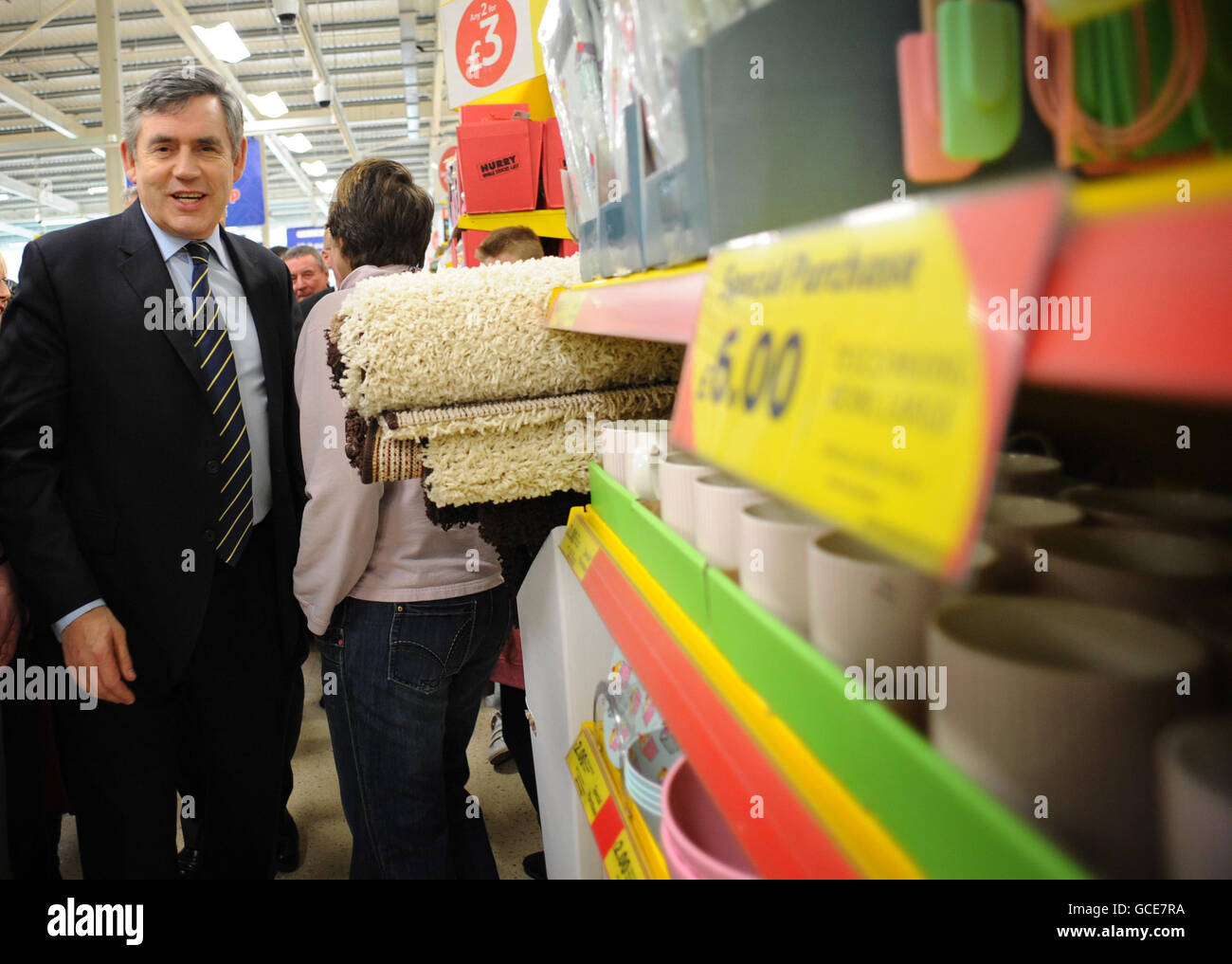 Prime minister brown visits tesco extra store in st leonards hi-res ...