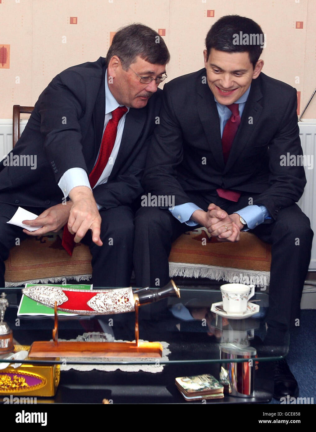 Defence secretary bob ainsworth visits armed forces veterans in morden ...