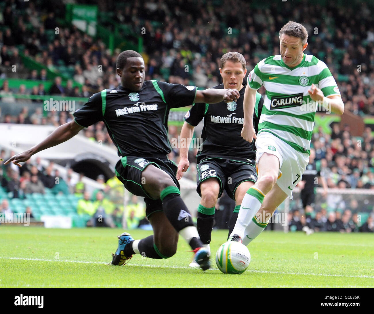 Hibernian's Souleymane Bamba challenges Celtic's Robbie Keane (right ...