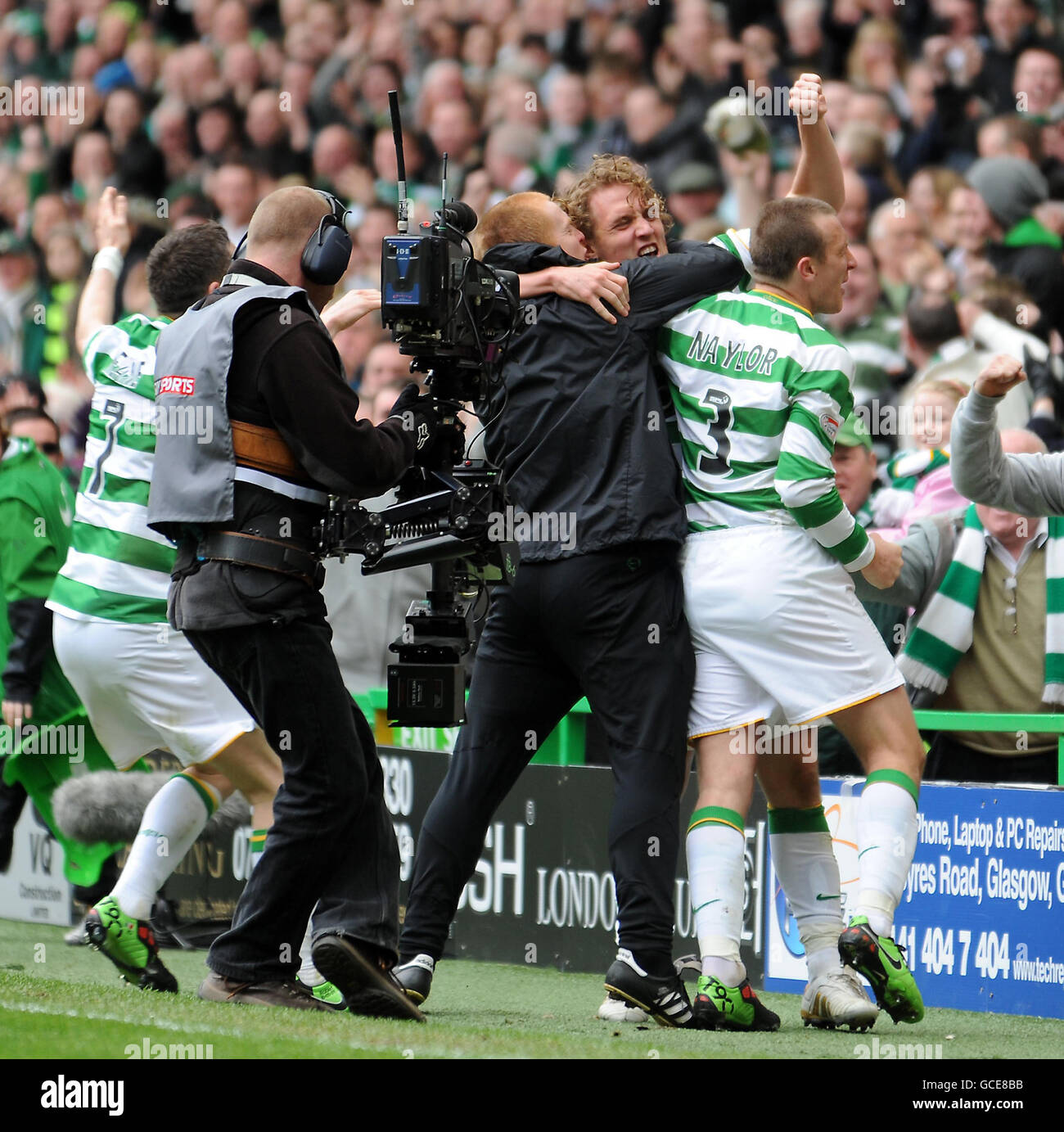 Celtic's Morten Rasmussen (centre) celebrates with teammates and ...