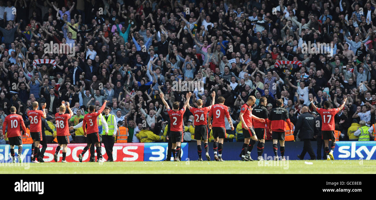 Manchester united football fans celebrating hi-res stock photography ...