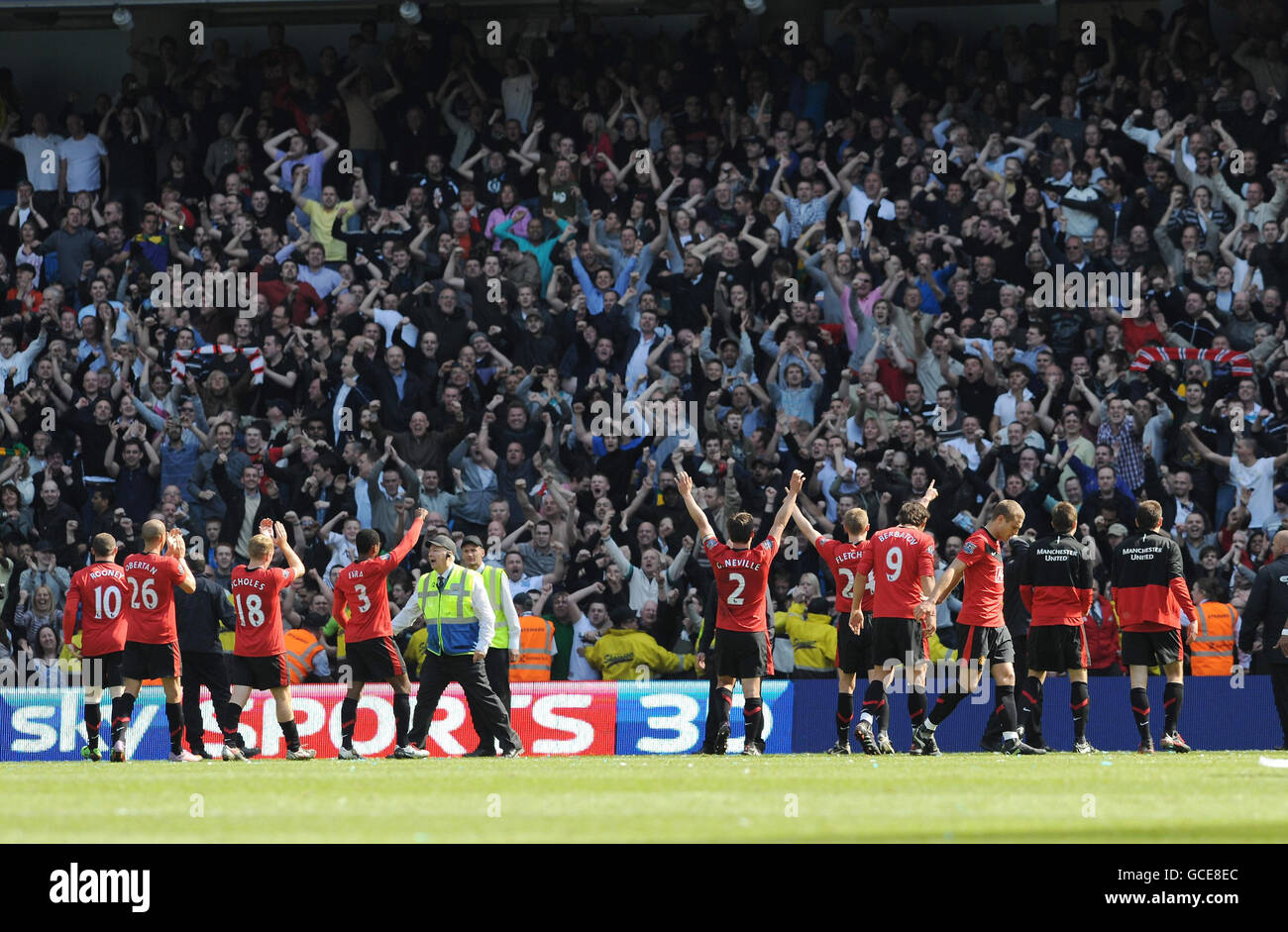 Manchester footballer celebrating hi-res stock photography and images ...